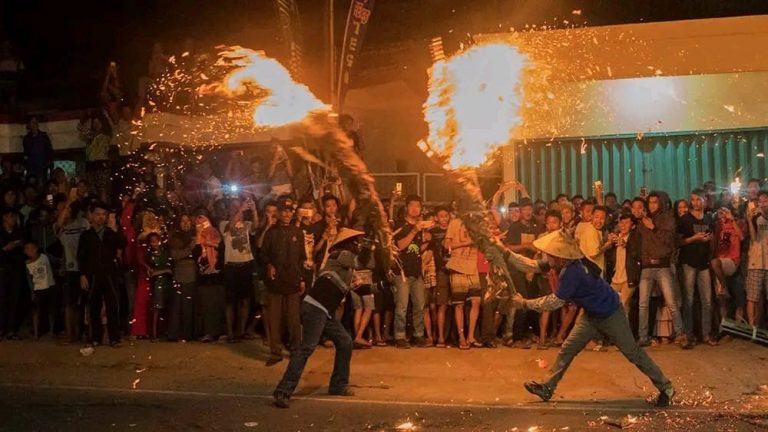 Perang Obor: Tradisi Tolak Bala di Tegalsambi Jepara - Damarku.id